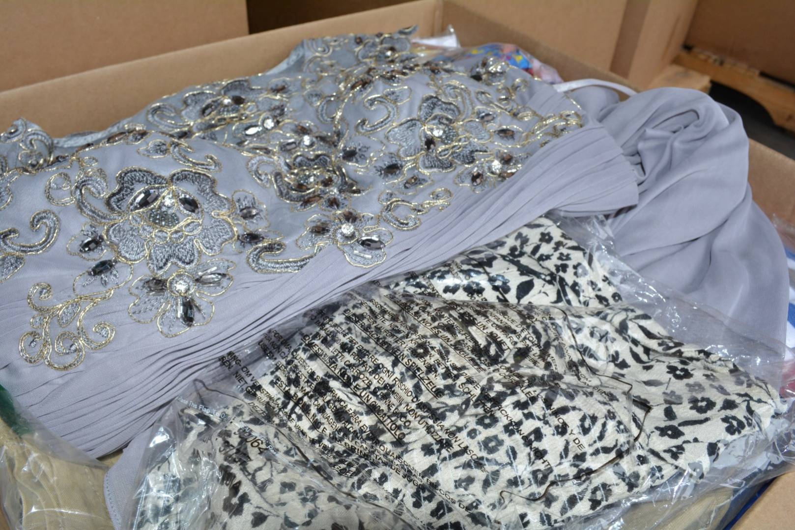 Via Trading | Pacas de Ropa Mixta de AMZ